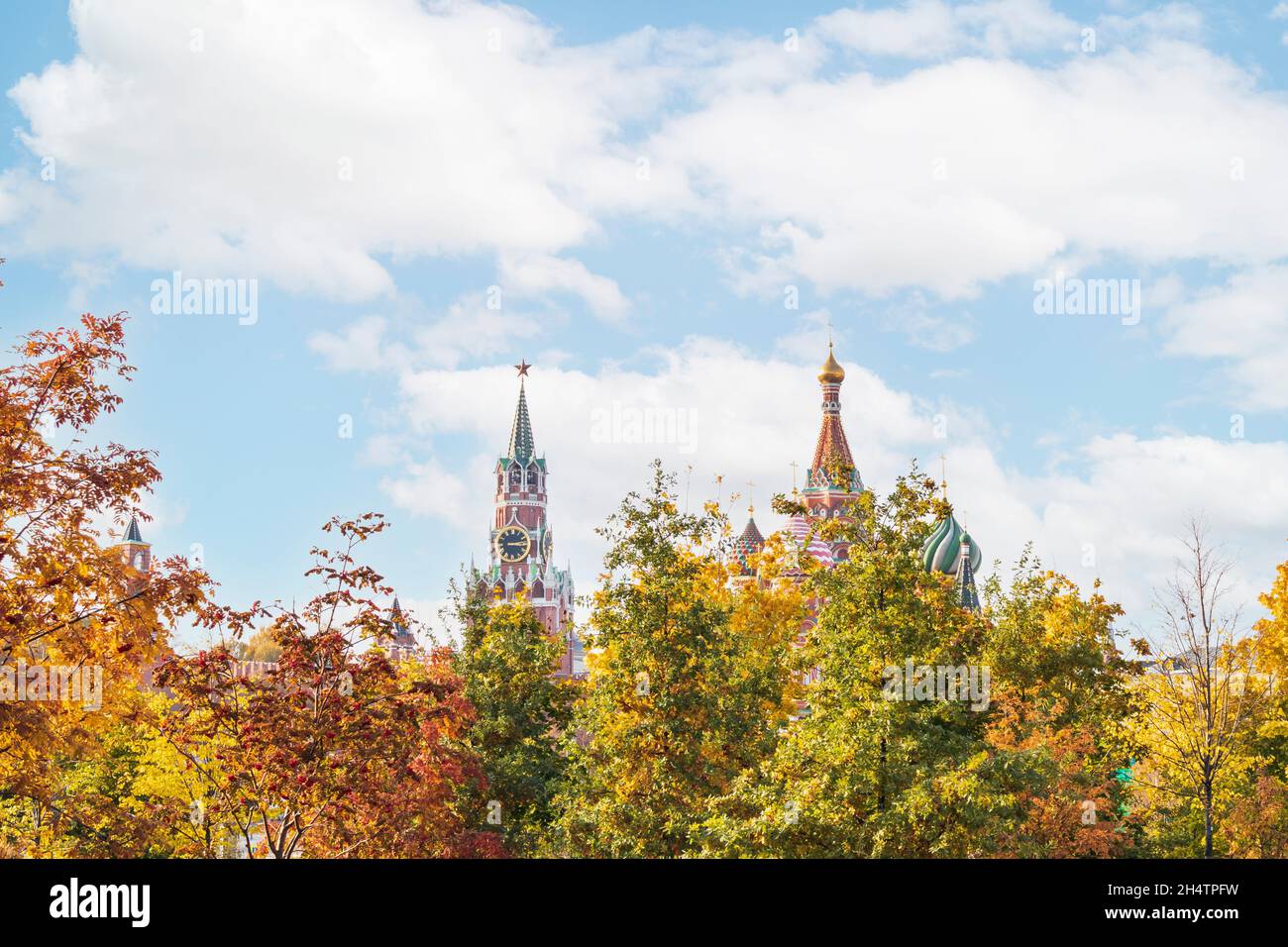 landscape of Moscow Kremlin in autumn trees park Zaryadye .concept ...