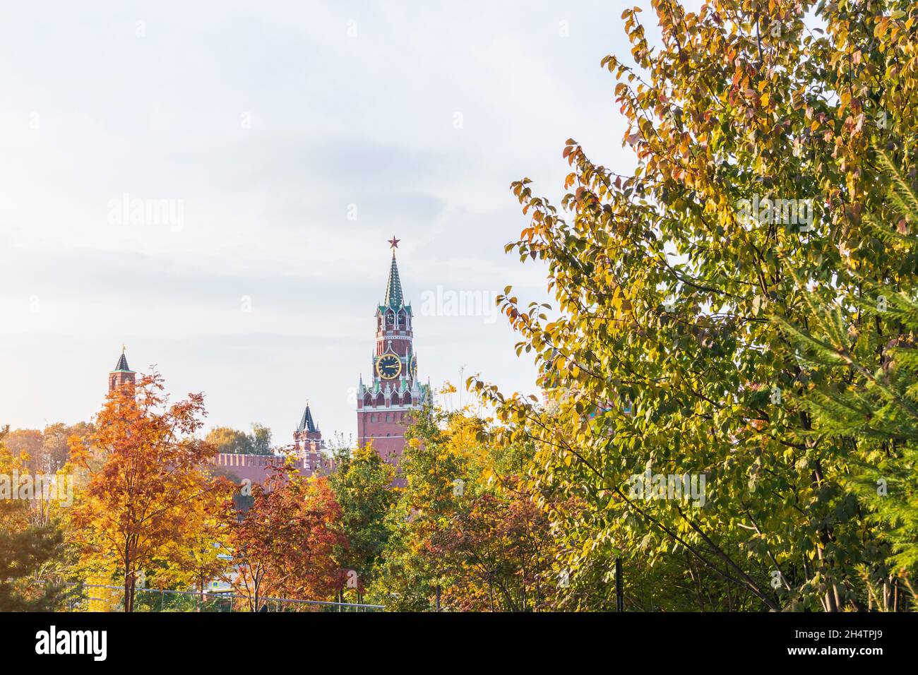 landscape of Moscow Kremlin in autumn trees park Zaryadye .concept ...