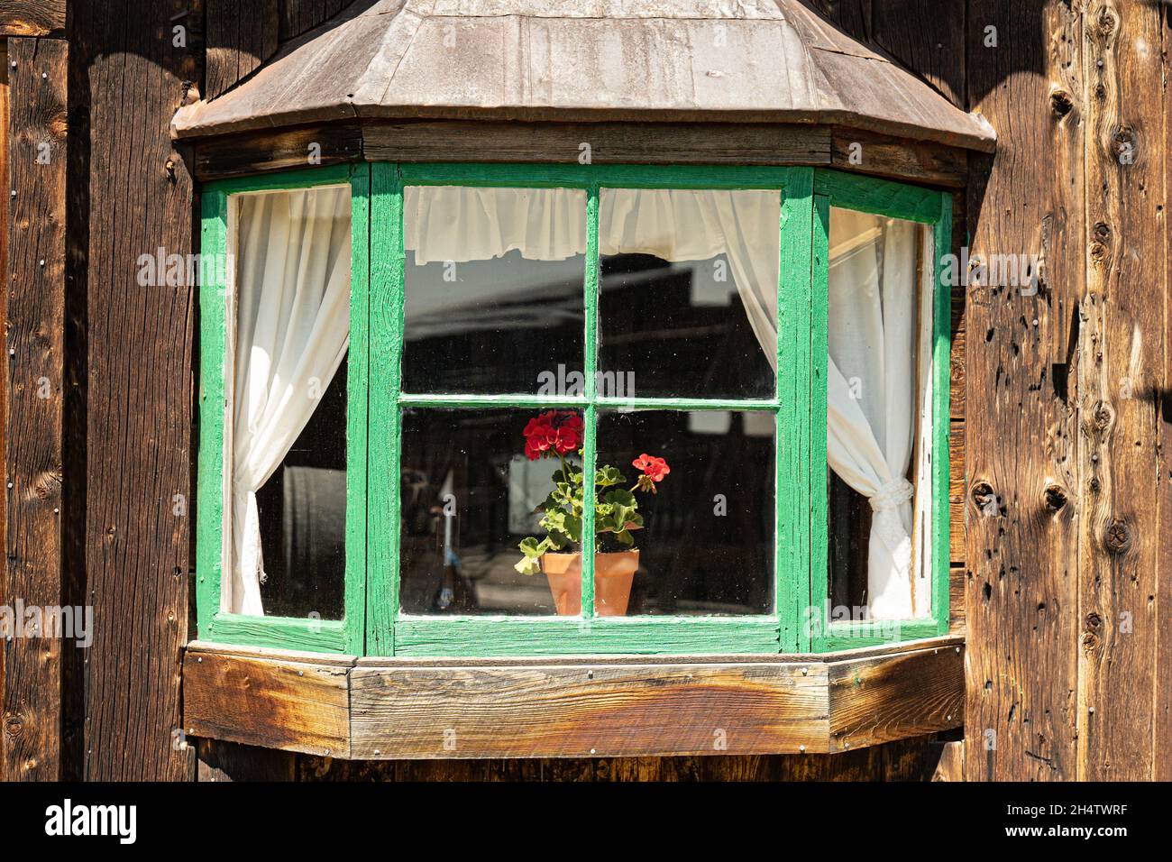 Old wooden cottage hi-res stock photography and images - Alamy