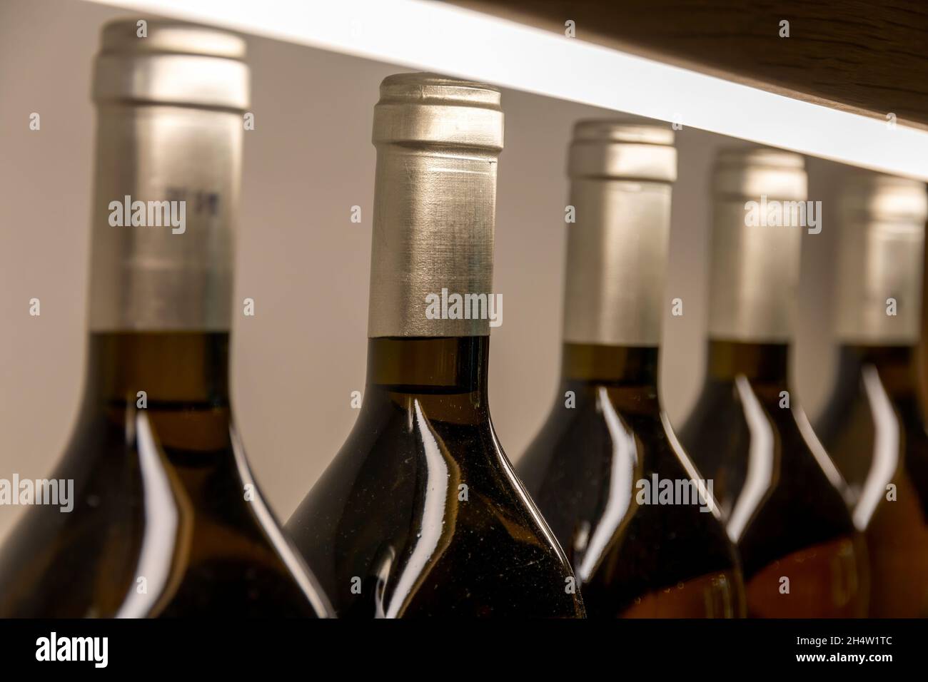 Row of bottles hi-res stock photography and images - Alamy