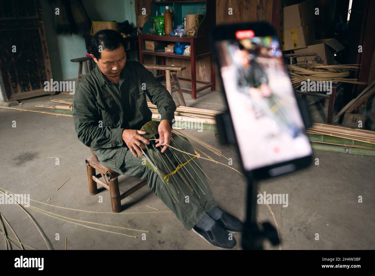 (211105) -- HANGZHOU, Nov. 5, 2021 (Xinhua) -- Pan Yunfeng shoots a ...