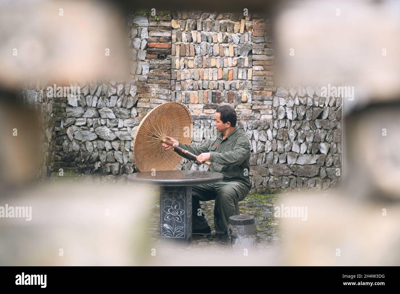 (211105) -- HANGZHOU, Nov. 5, 2021 (Xinhua) -- Pan Yunfeng makes a ...