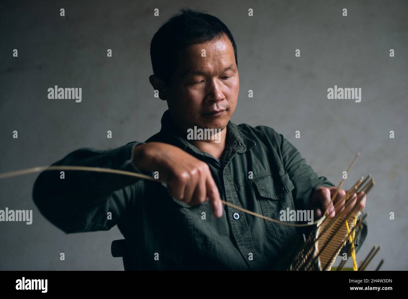 (211105) -- HANGZHOU, Nov. 5, 2021 (Xinhua) -- Pan Yunfeng makes a ...