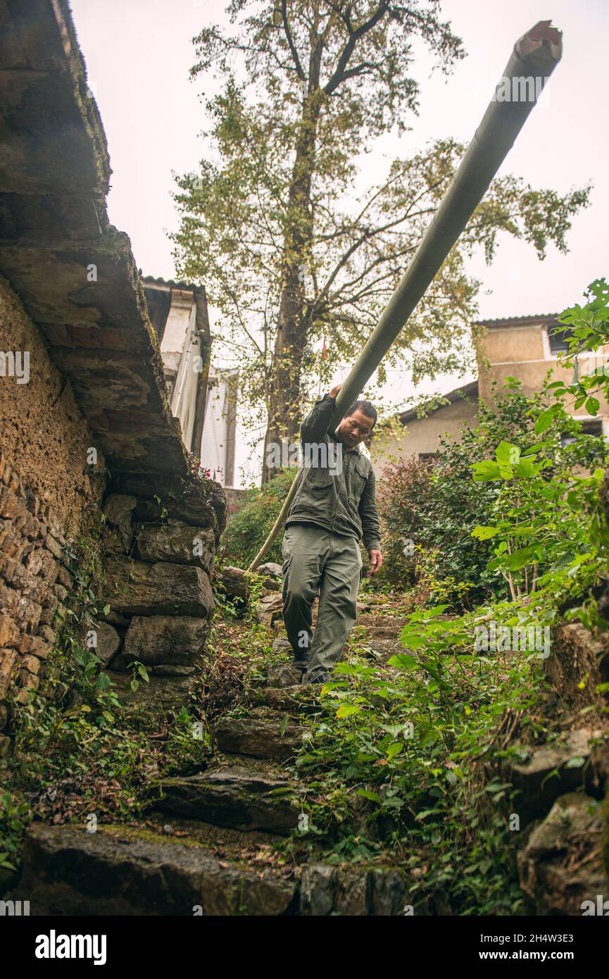 (211105) -- HANGZHOU, Nov. 5, 2021 (Xinhua) -- Pan Yunfeng carries a ...
