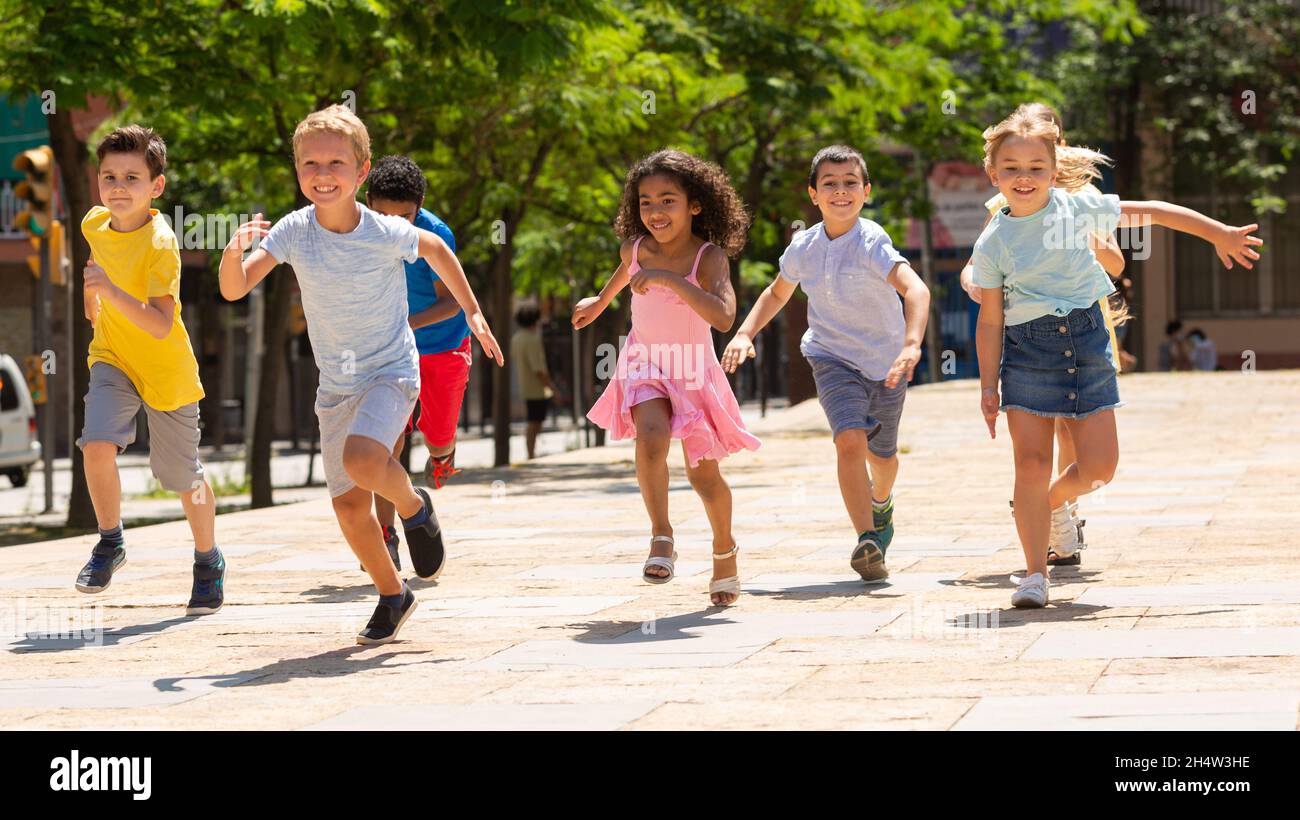 Group of children running down street hi-res stock photography and ...