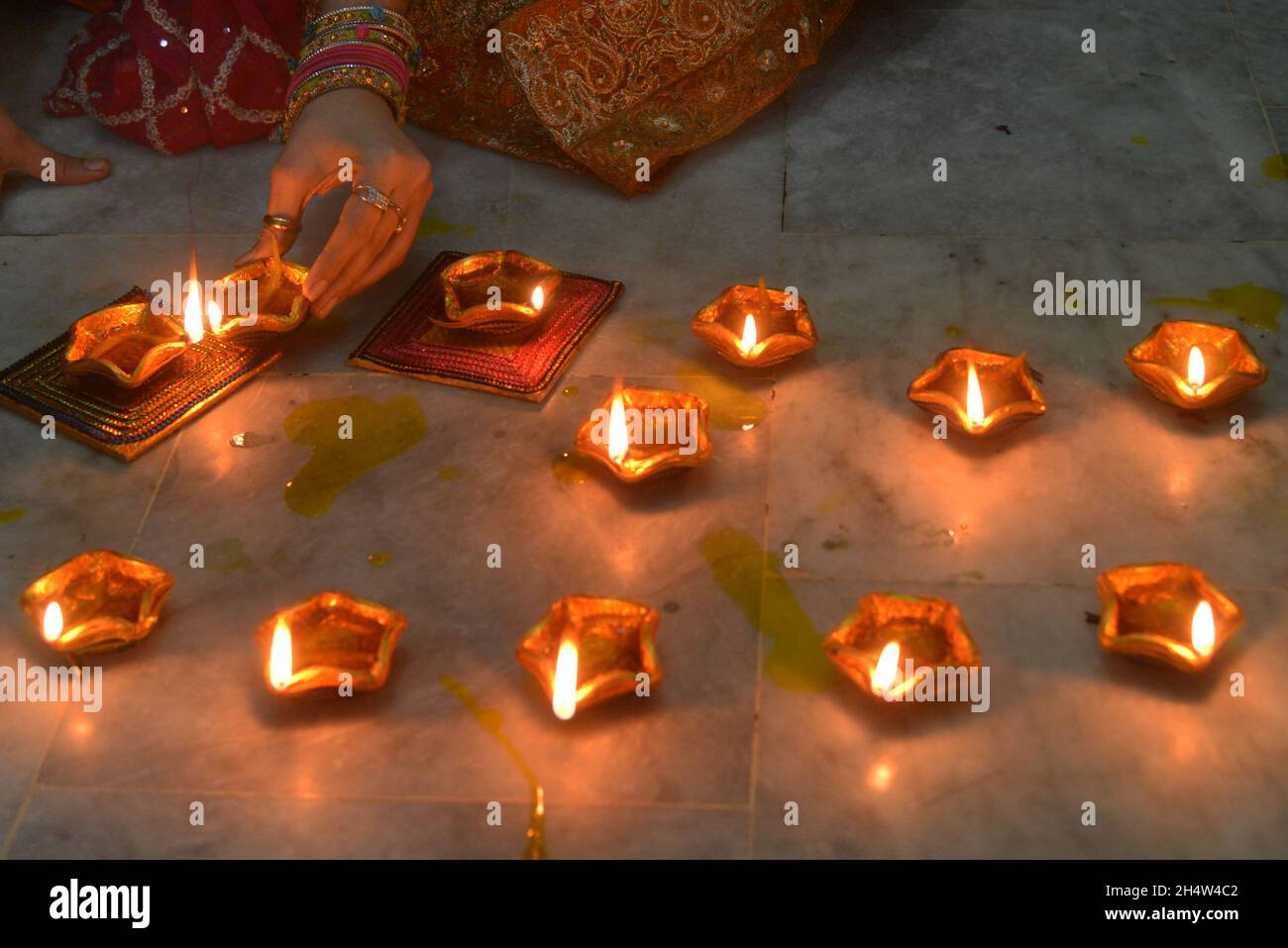 Pakistani Hindu community performing religious ritual during Diwali ...