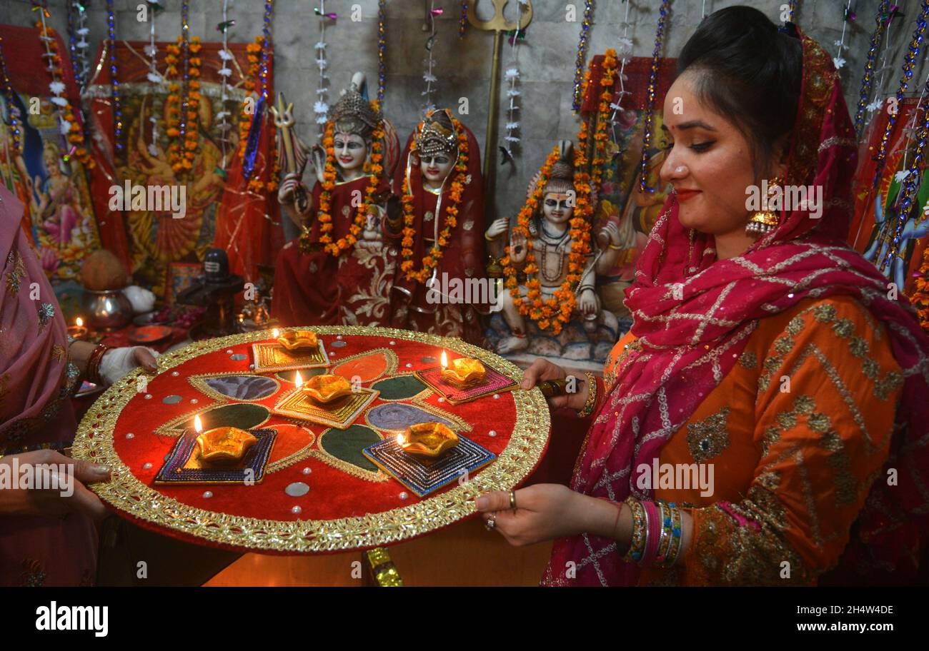 Pakistani Hindu community performing religious ritual during Diwali ...