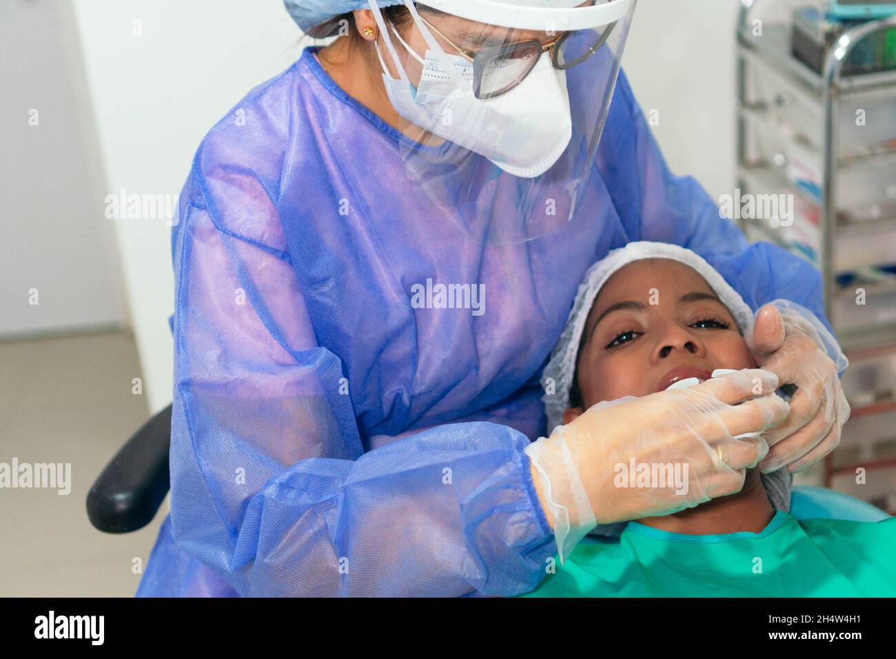 Dentist treating patient hi-res stock photography and images - Alamy