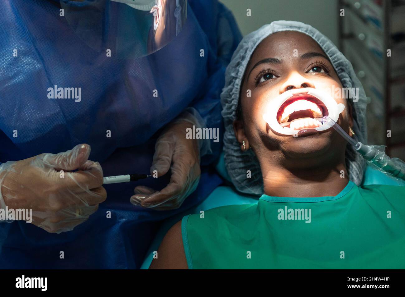Dentist doing dental check hi-res stock photography and images - Alamy