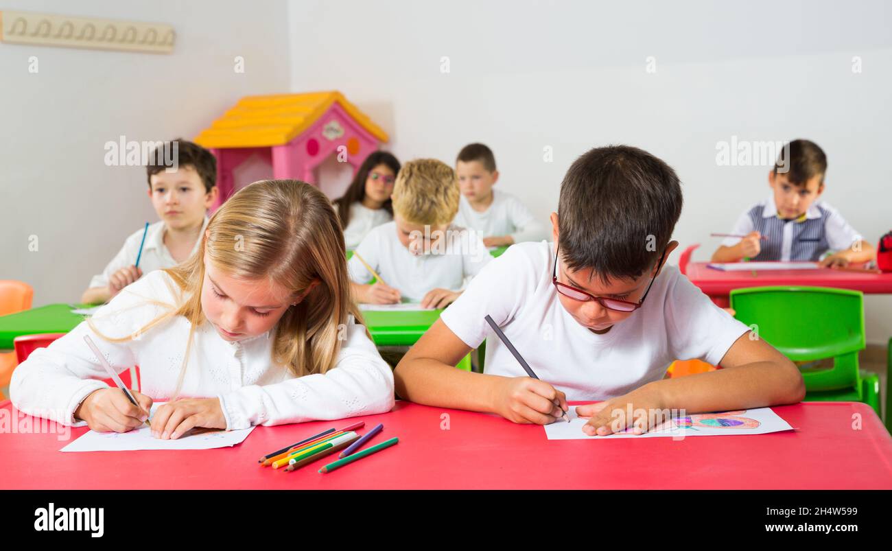 Schoolchildren sitting at desks hi-res stock photography and images - Alamy