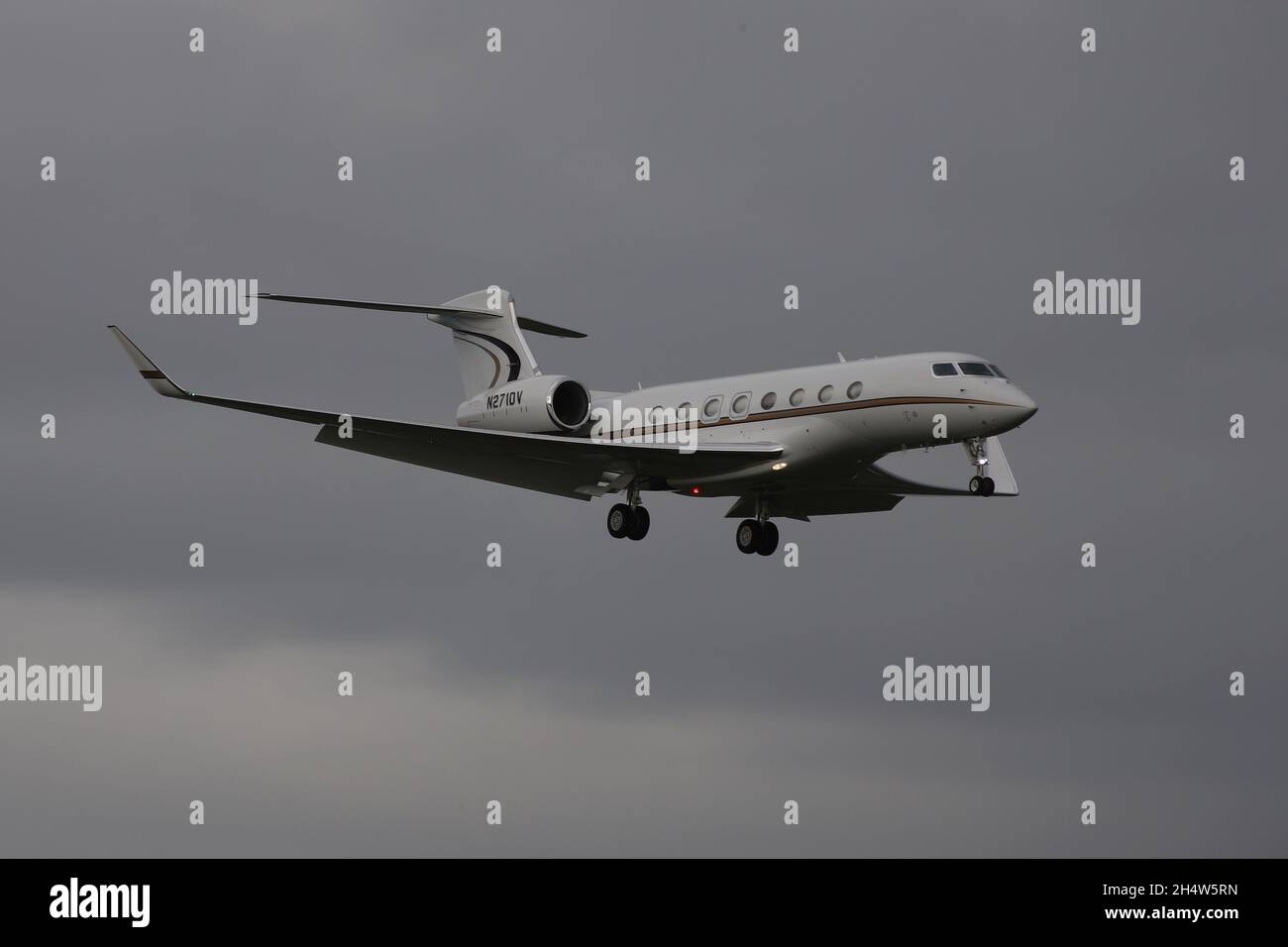 N271DV, a Gulfstream Aerospace G650ER owned by billionaire Jeff Bezos ...