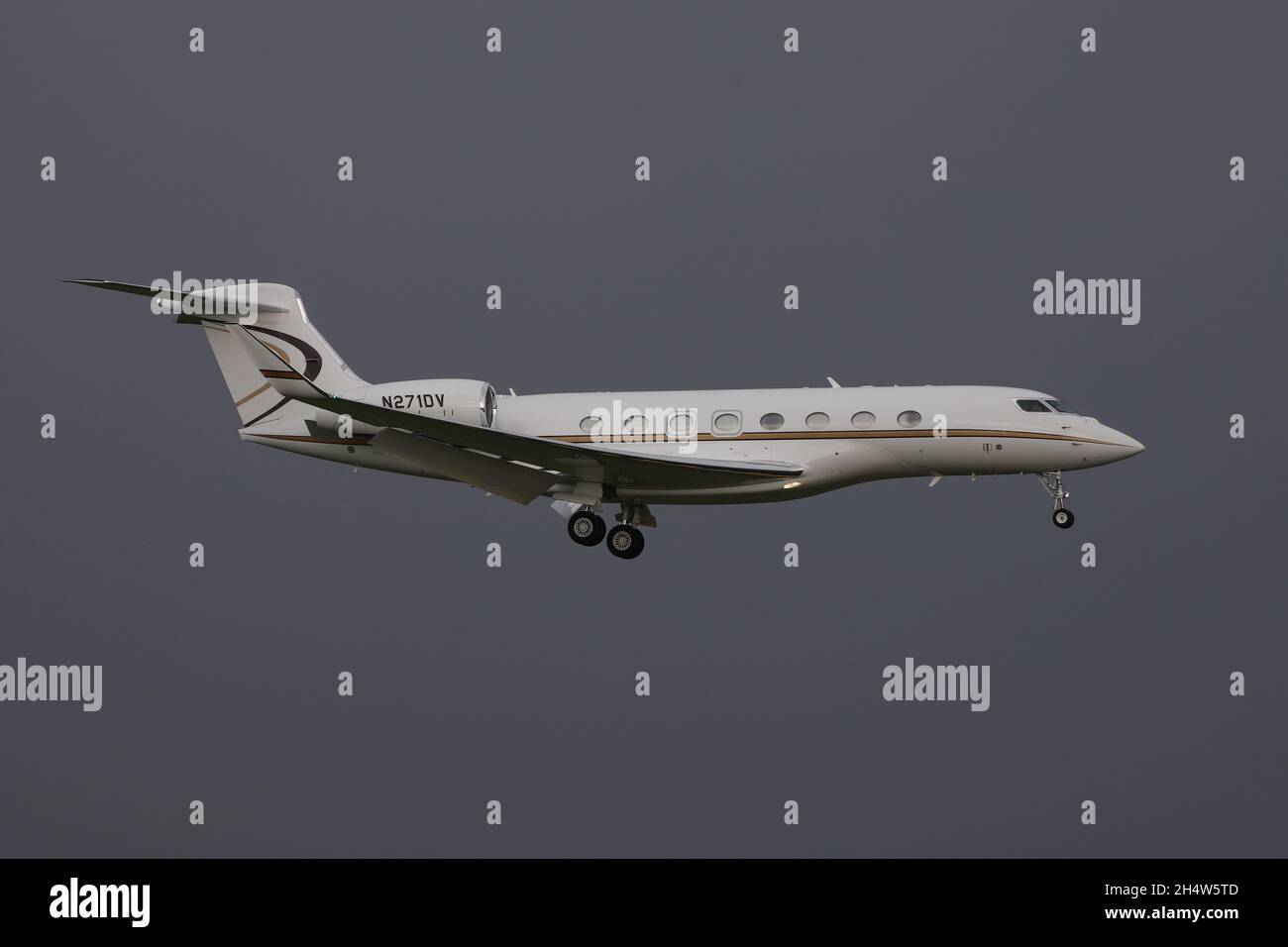 N271DV, a Gulfstream Aerospace G650ER owned by billionaire Jeff Bezos ...