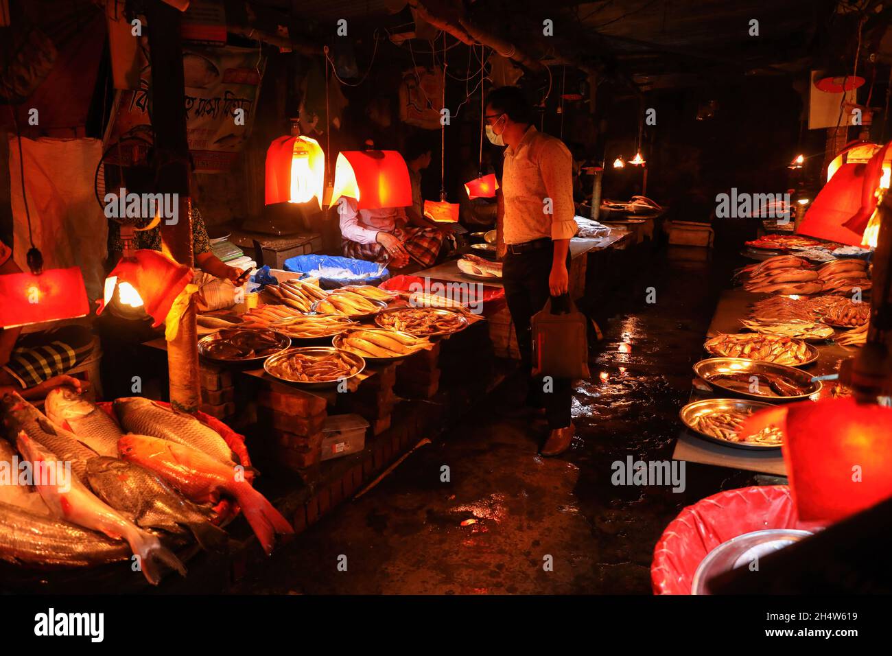 Dhaka, Bangladesh. 04th Nov, 2021. A local indoor fish market seen in ...