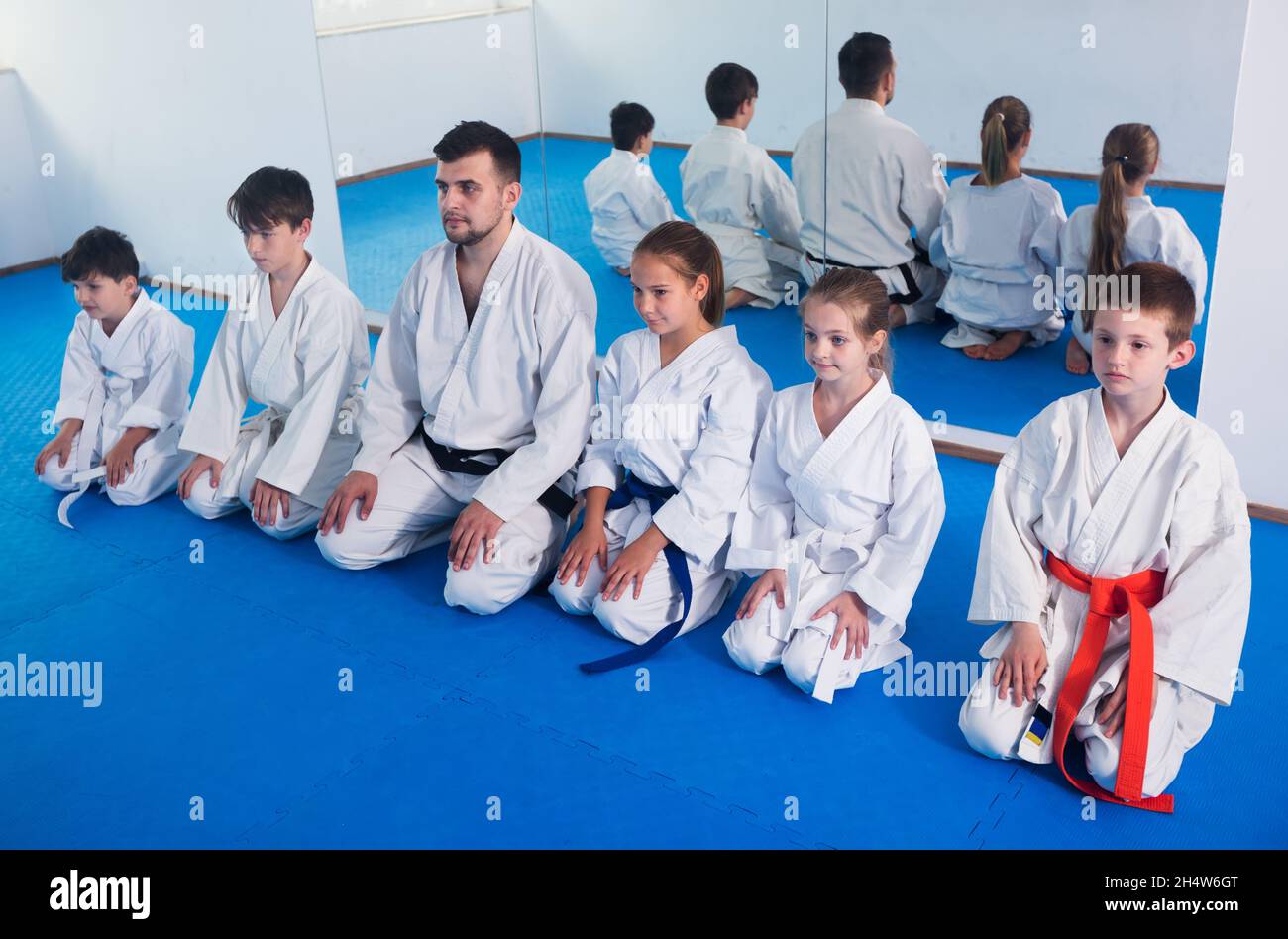 Adult karate class hi-res stock photography and images - Alamy