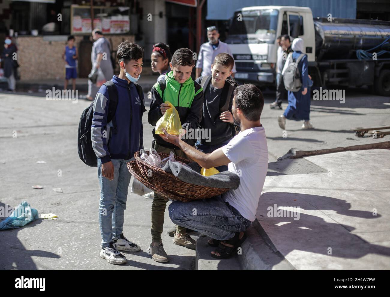 Al shati refugee camp daily life hi-res stock photography and images ...
