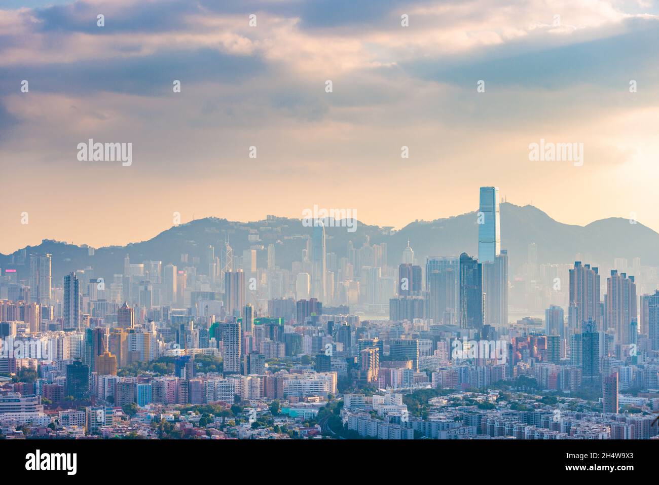 Amazing evening view of the downtown Kowloon and Victoria Harbour area ...
