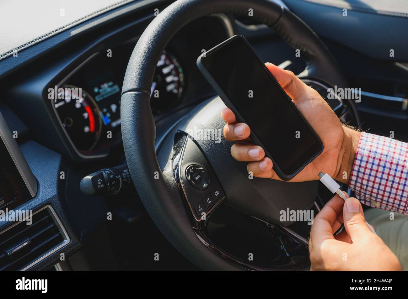 Charging smartphones in the car Stock Photo - Alamy