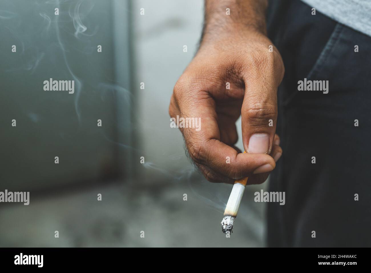 Hand holding a cigarette hi-res stock photography and images - Alamy