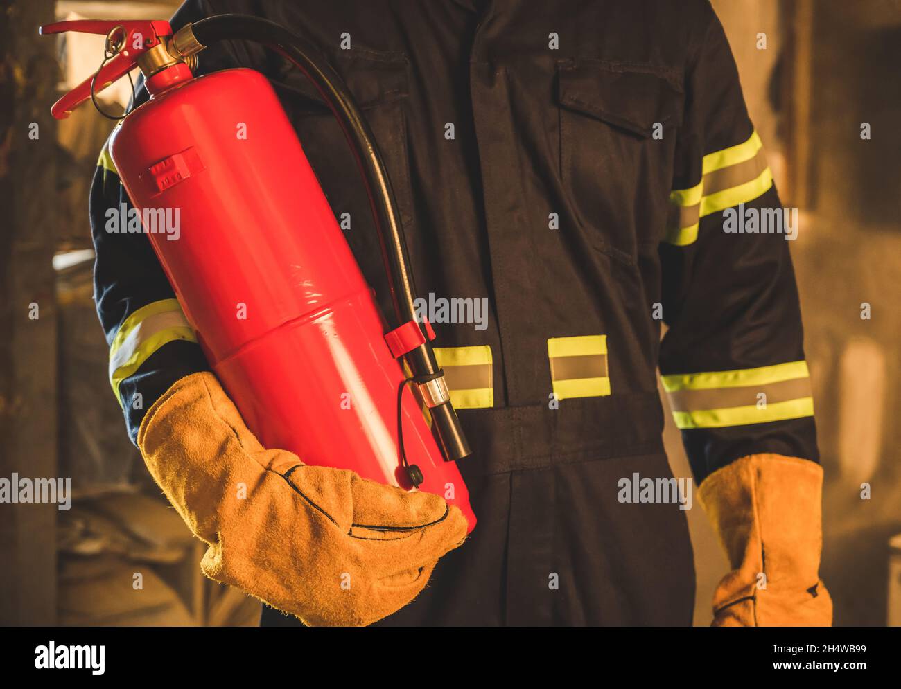 Hand holding fire extinguisher hi-res stock photography and images - Alamy