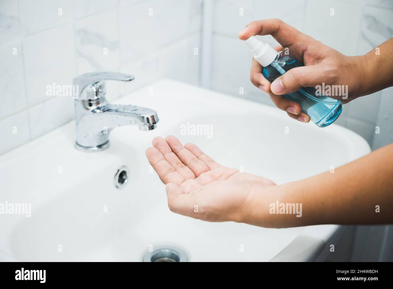 Close up male hands Coronavirus prevention his hand with sanitizer ...