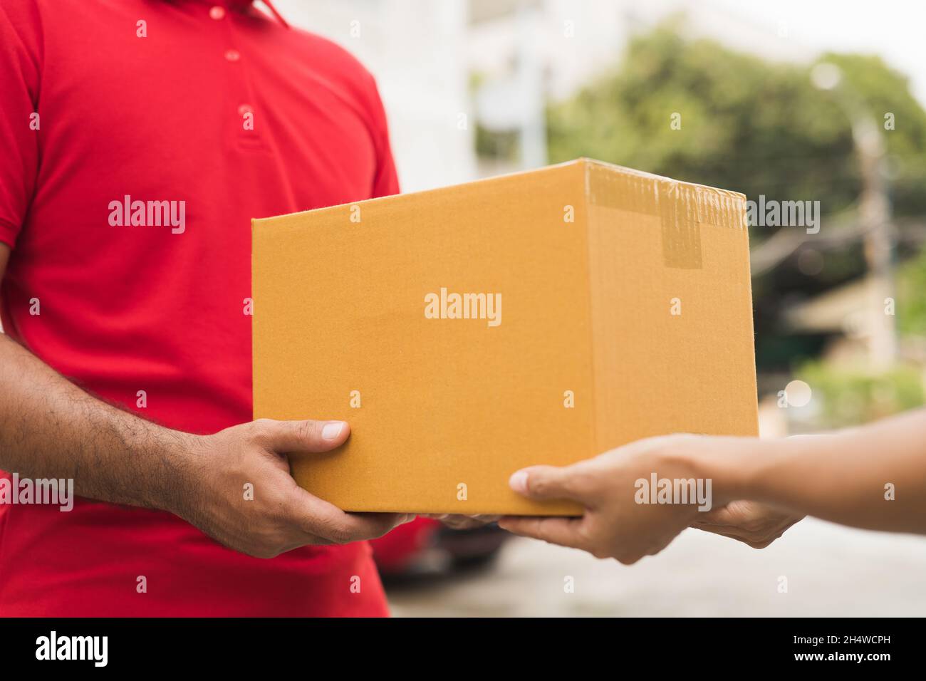 Hand accepting a delivery of boxes from deliveryman Stock Photo - Alamy