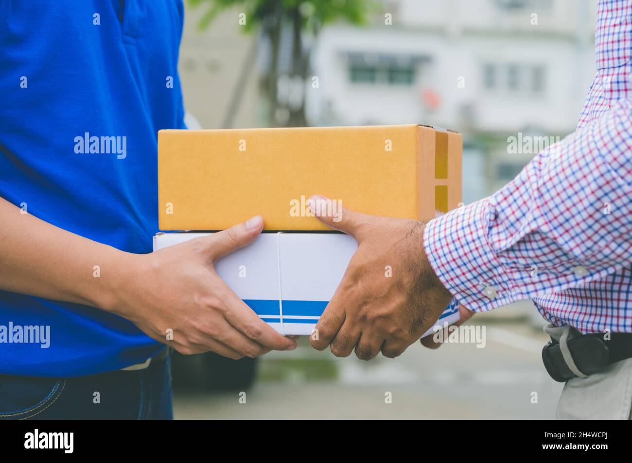Hand accepting a delivery of boxes from deliveryman Stock Photo - Alamy