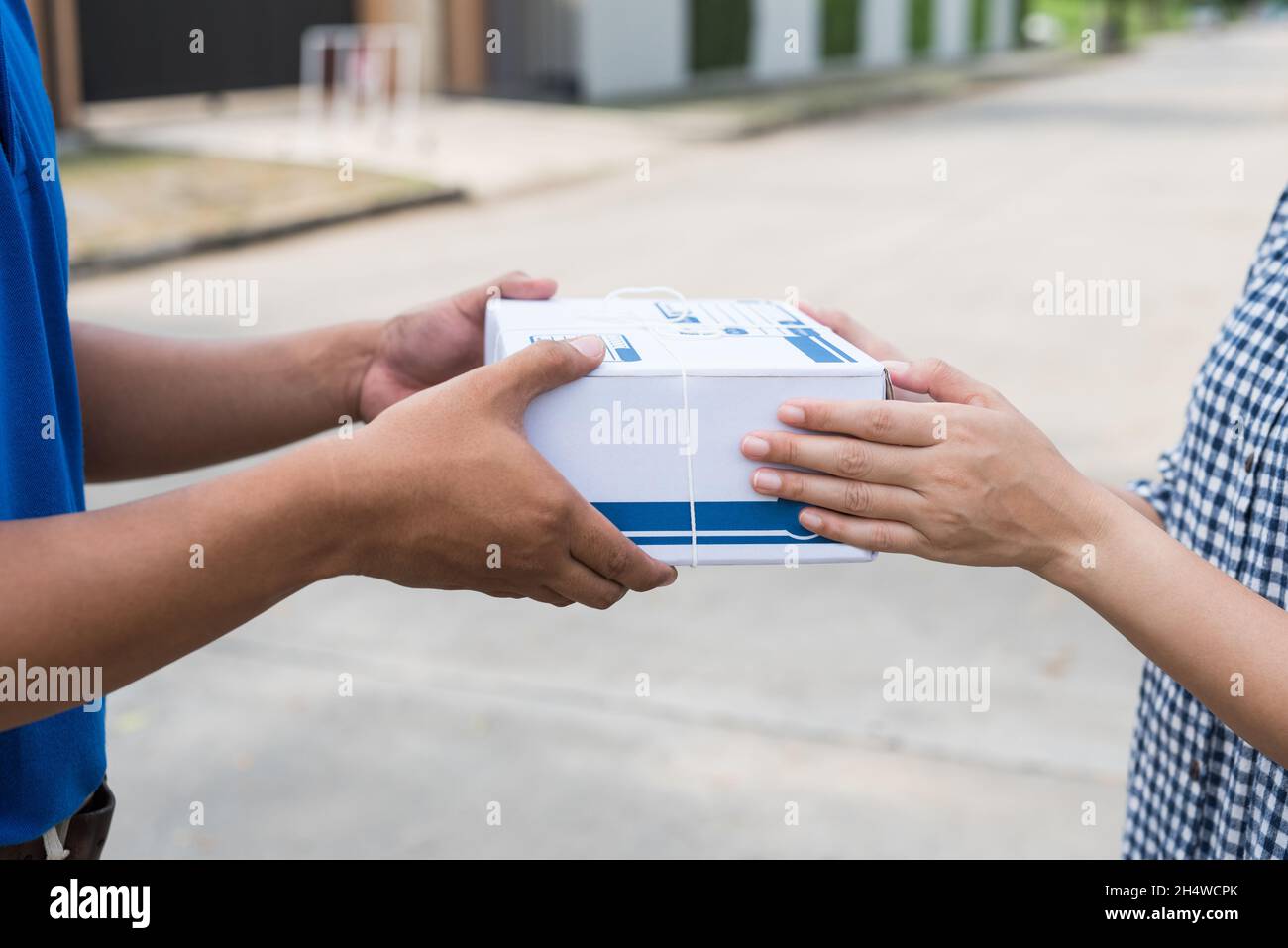 Hand accepting a delivery of boxes from deliveryman Stock Photo - Alamy