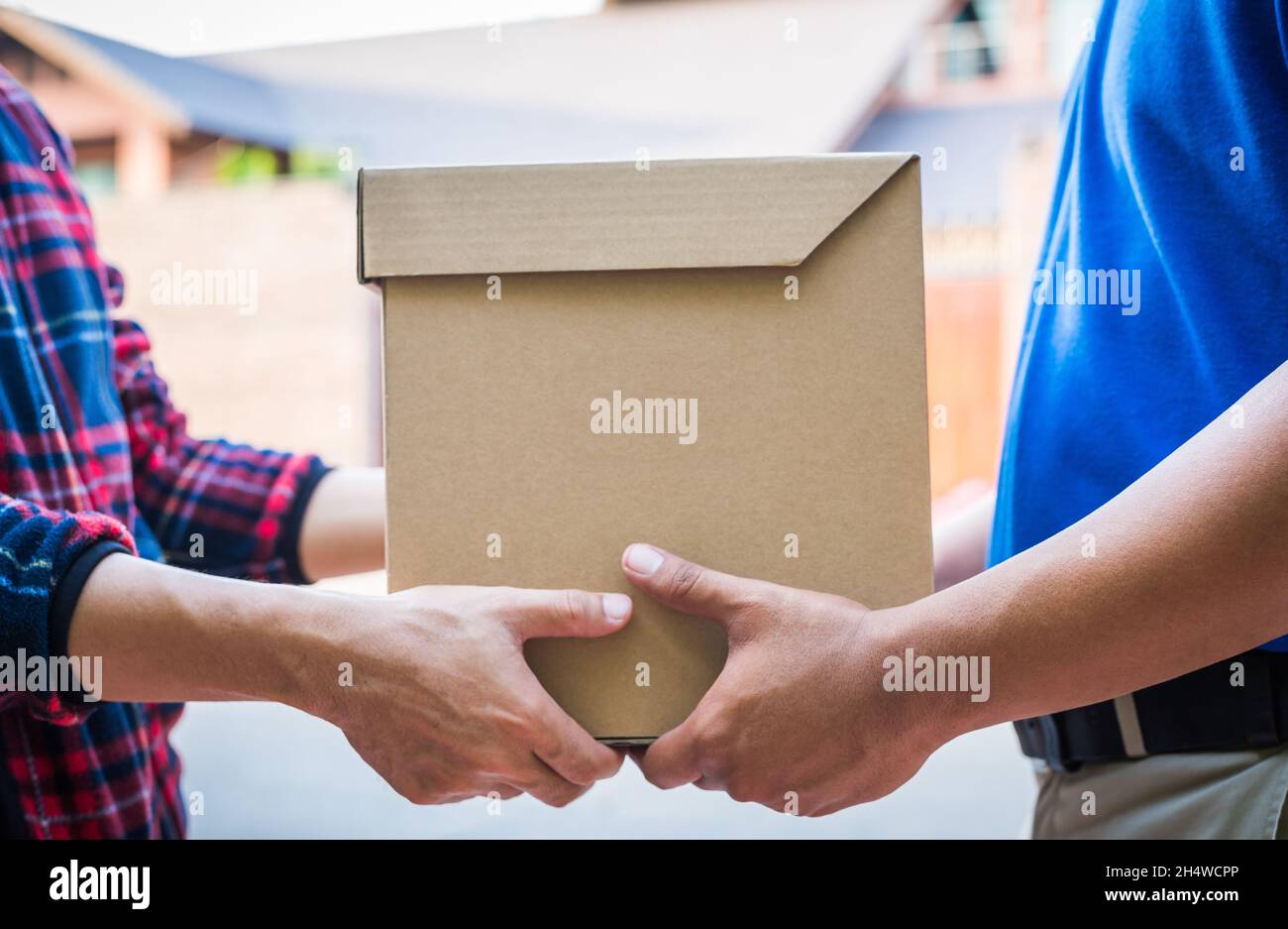 Hand accepting a delivery of boxes from deliveryman Stock Photo - Alamy