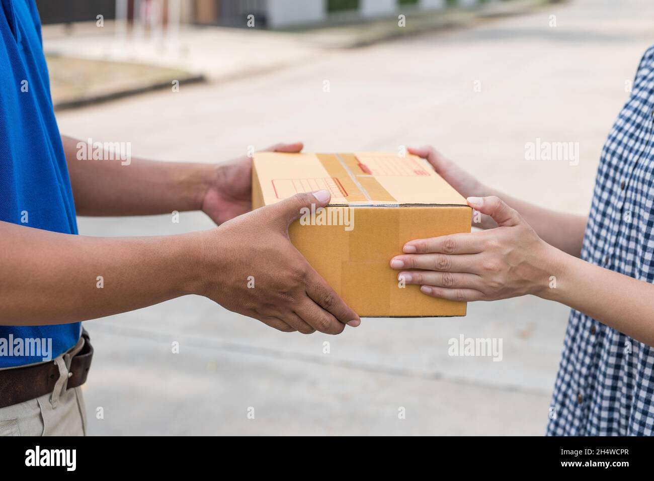 Hand accepting a delivery of boxes from deliveryman Stock Photo - Alamy