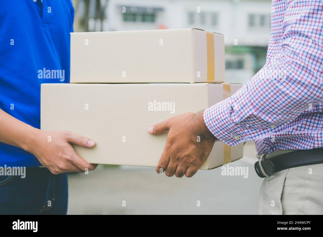 Hand accepting a delivery of boxes from deliveryman Stock Photo - Alamy