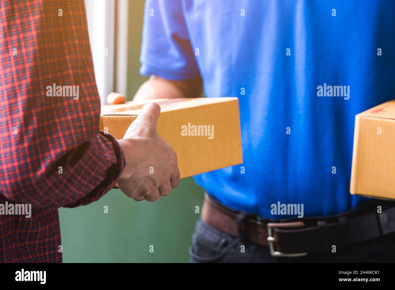 Hand accepting a delivery of boxes from deliveryman Stock Photo - Alamy