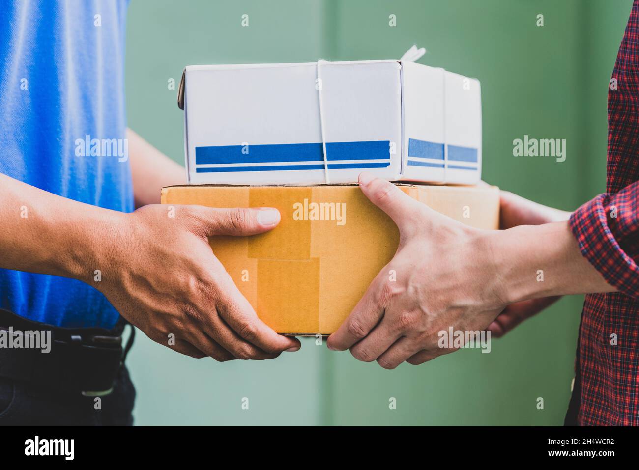 Hand accepting a delivery of boxes from deliveryman Stock Photo - Alamy