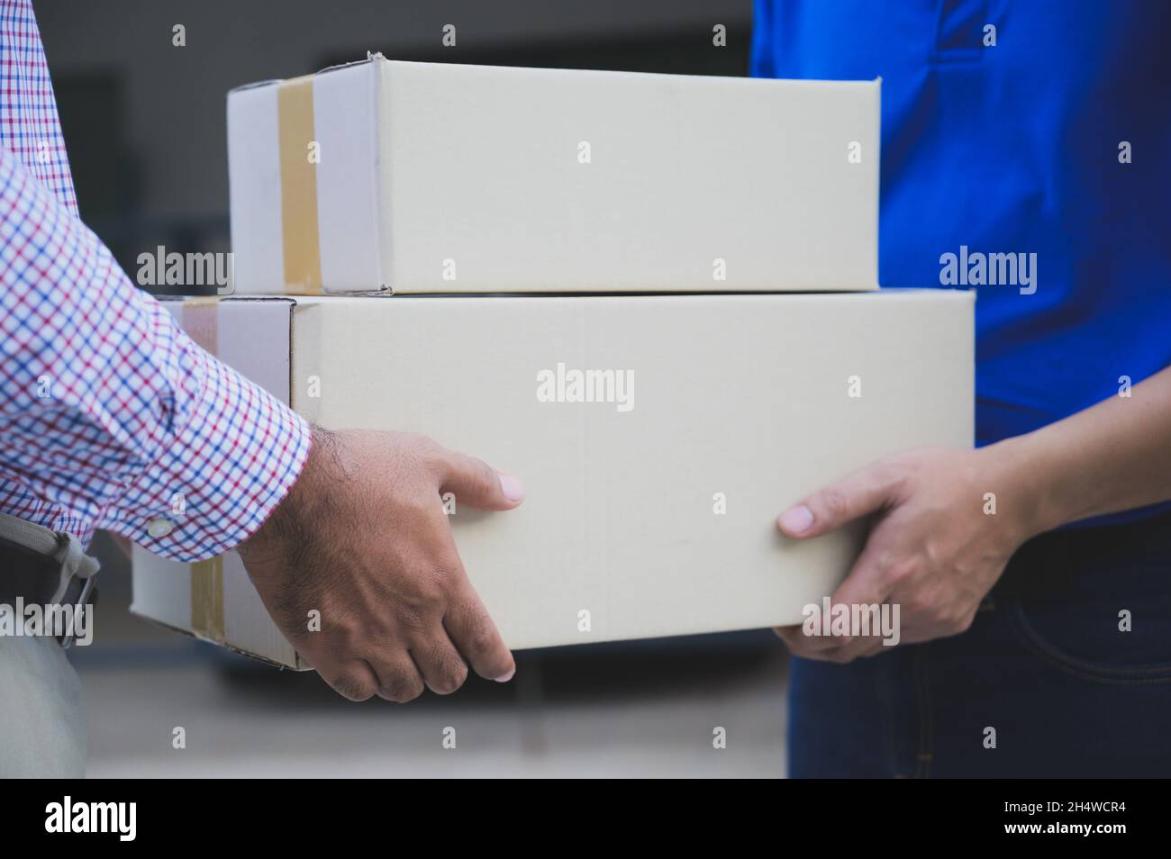 Hand accepting a delivery of boxes from deliveryman Stock Photo - Alamy
