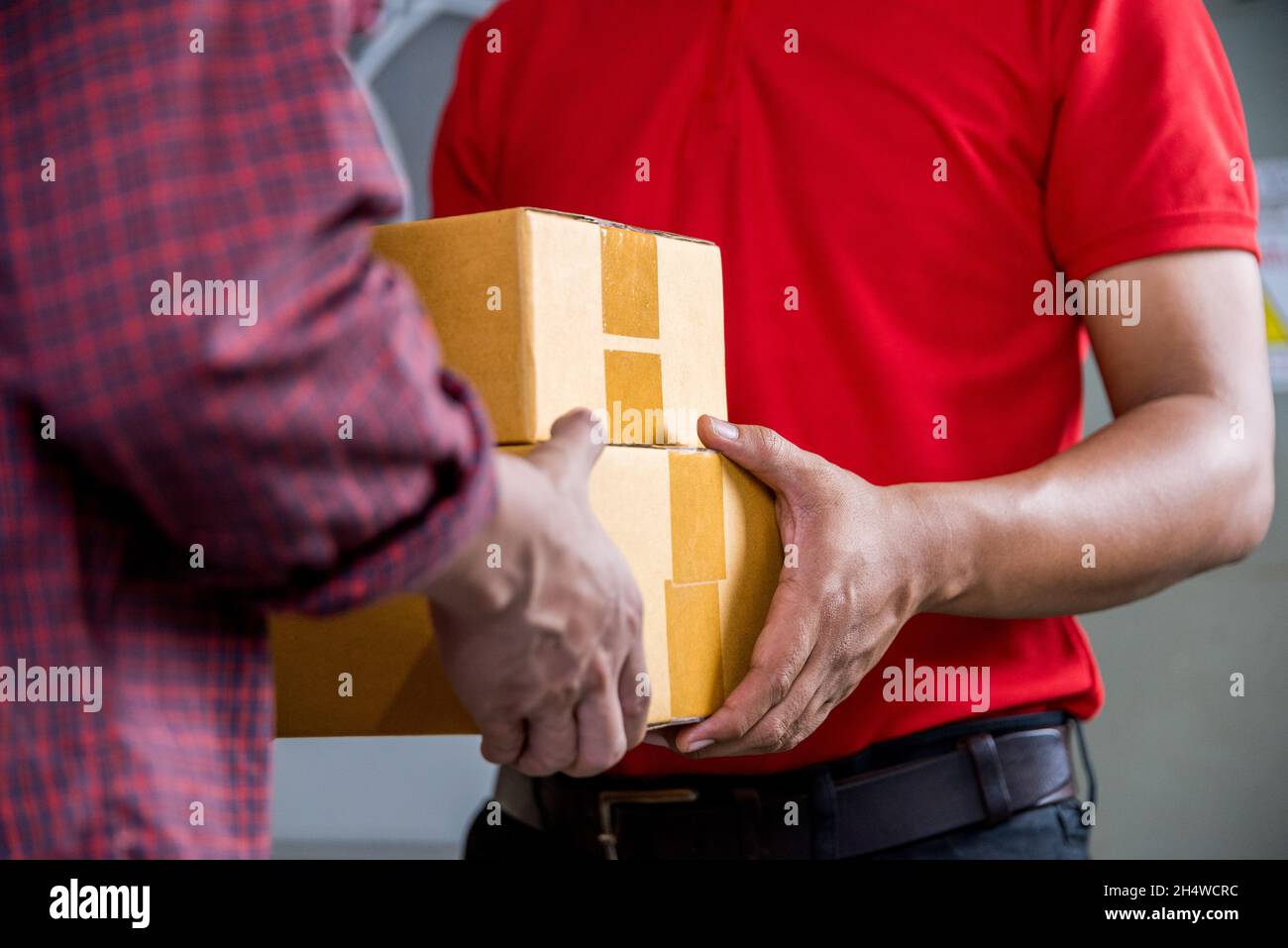 Hand accepting a delivery of boxes from deliveryman Stock Photo - Alamy
