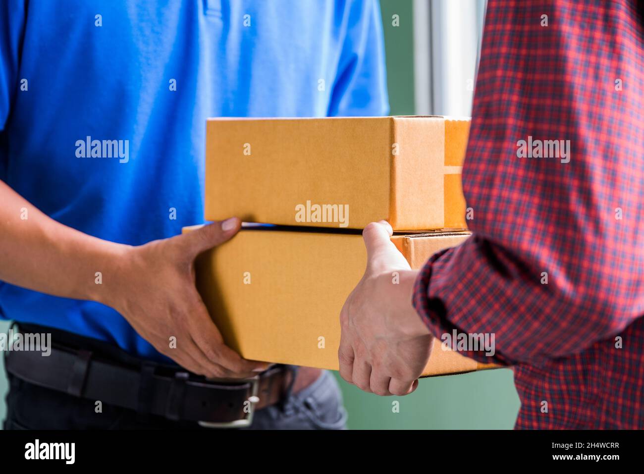 Hand accepting a delivery of boxes from deliveryman Stock Photo - Alamy
