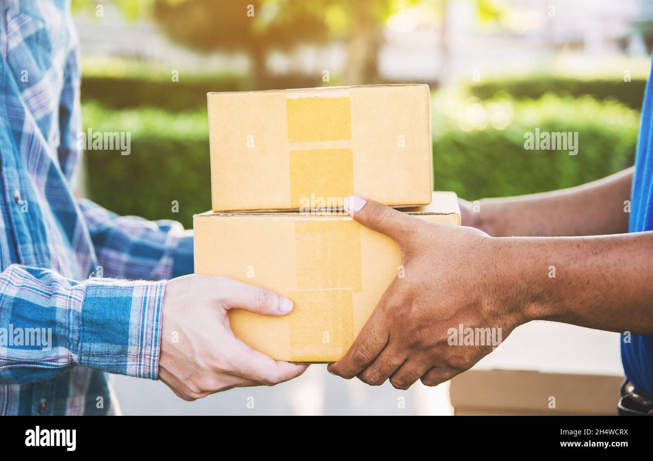 Hand accepting a delivery of boxes from deliveryman Stock Photo - Alamy