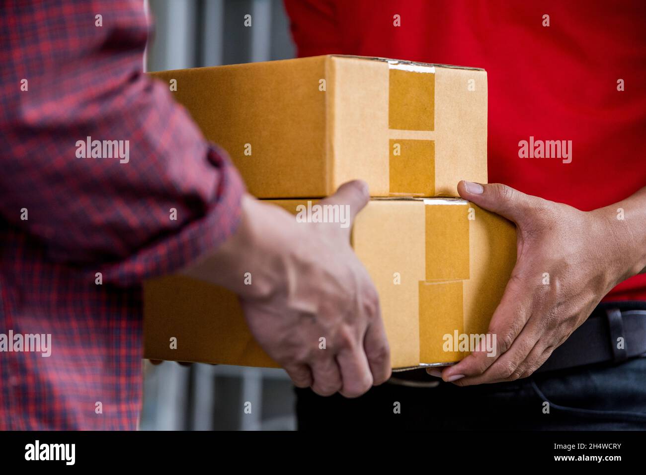 Hand accepting a delivery of boxes from deliveryman Stock Photo - Alamy
