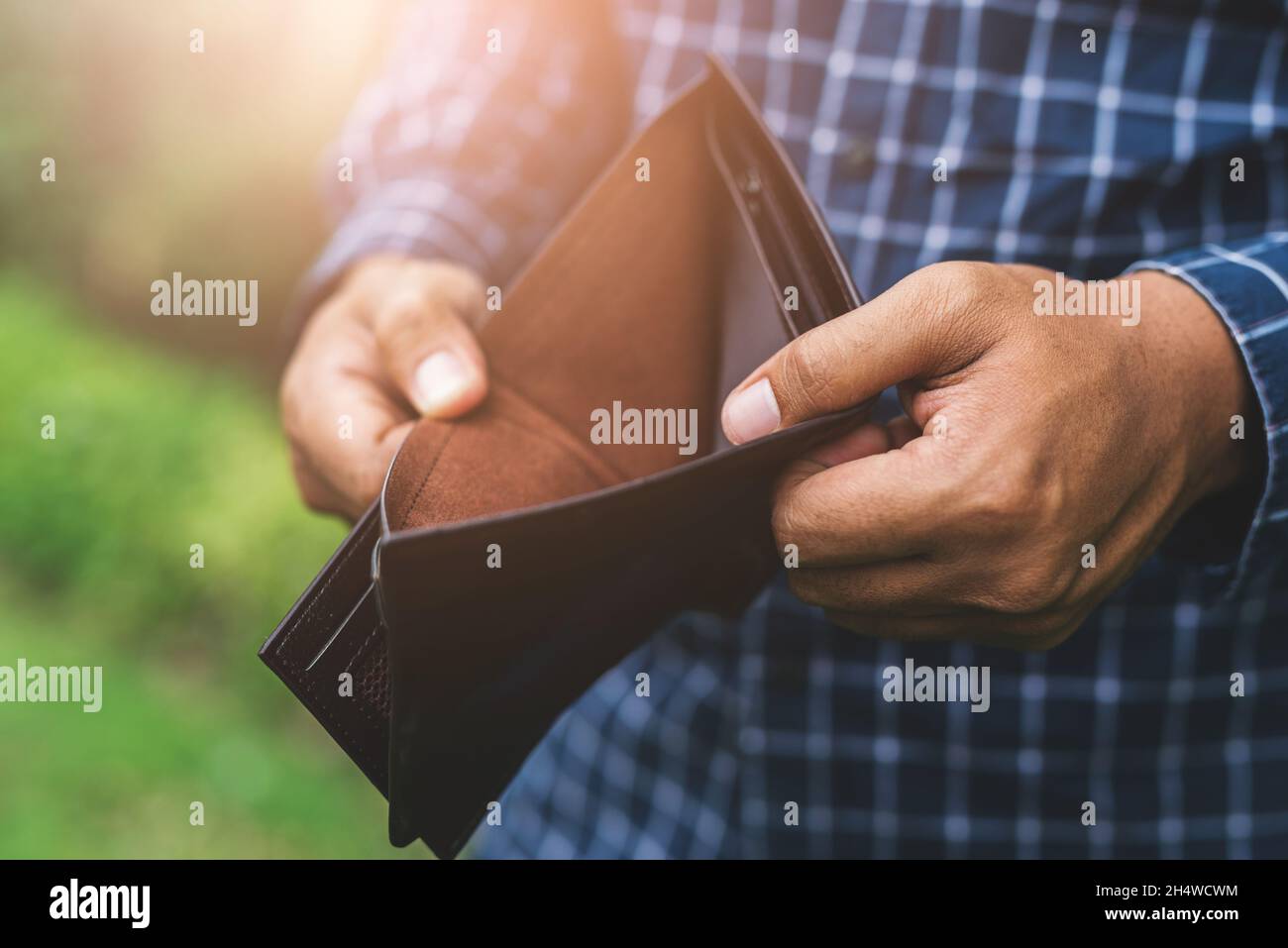 hand man holding empty wallet Stock Photo - Alamy