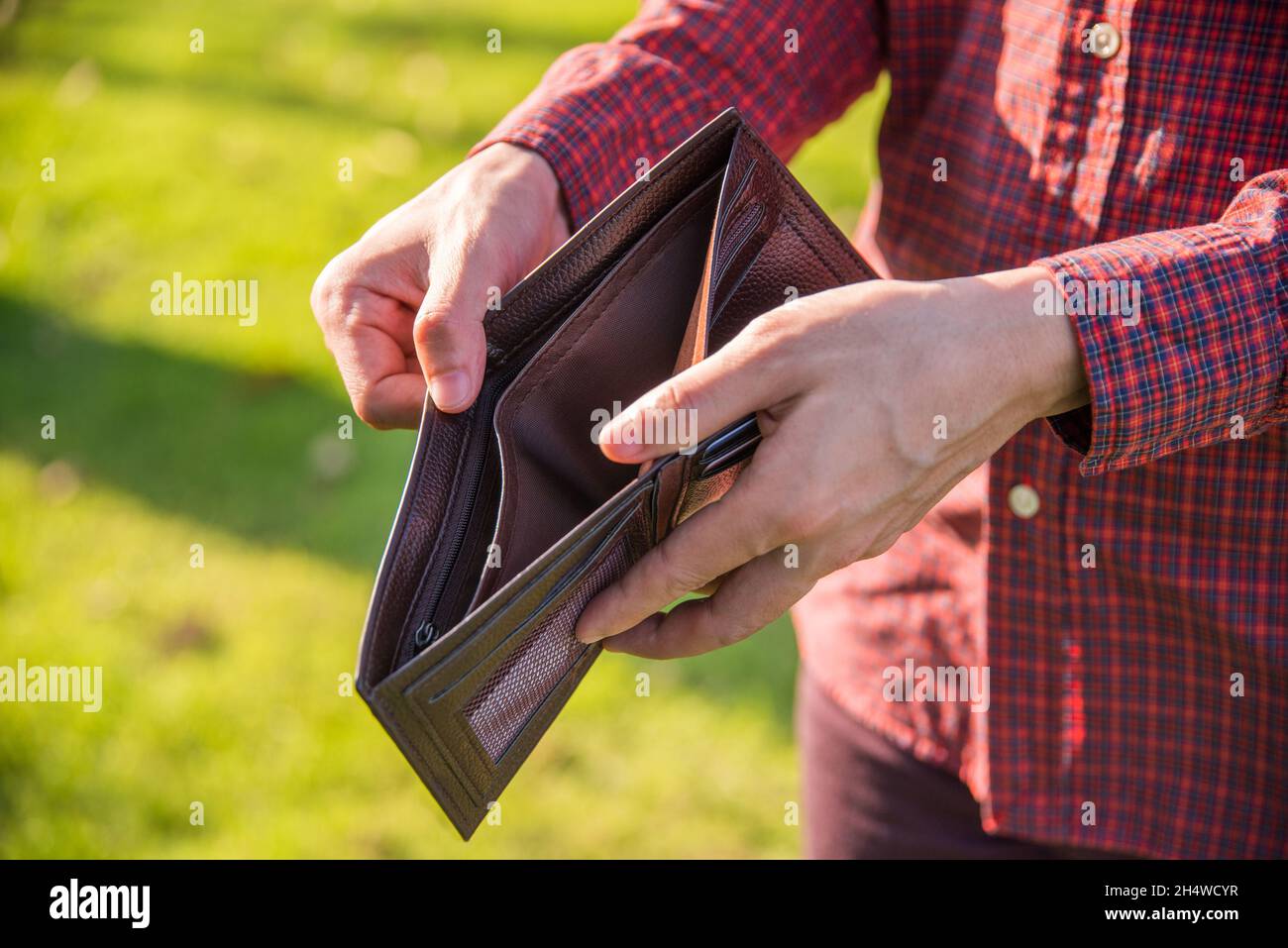 No money in wallet Stock Photo - Alamy