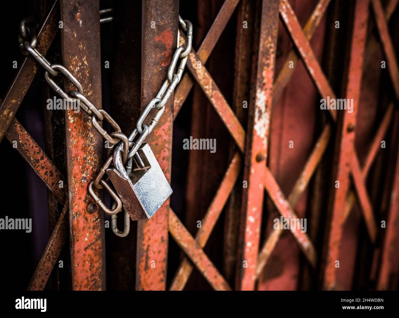 Old big padlock and chain Stock Photo - Alamy