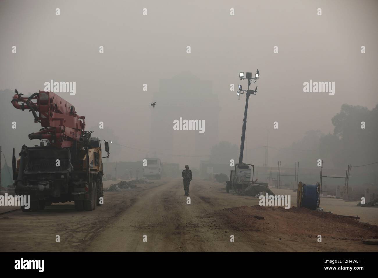 Delhi smog india gate hi-res stock photography and images - Alamy