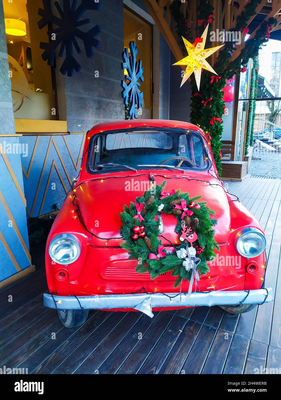 Car christmas wreath hi-res stock photography and images - Alamy