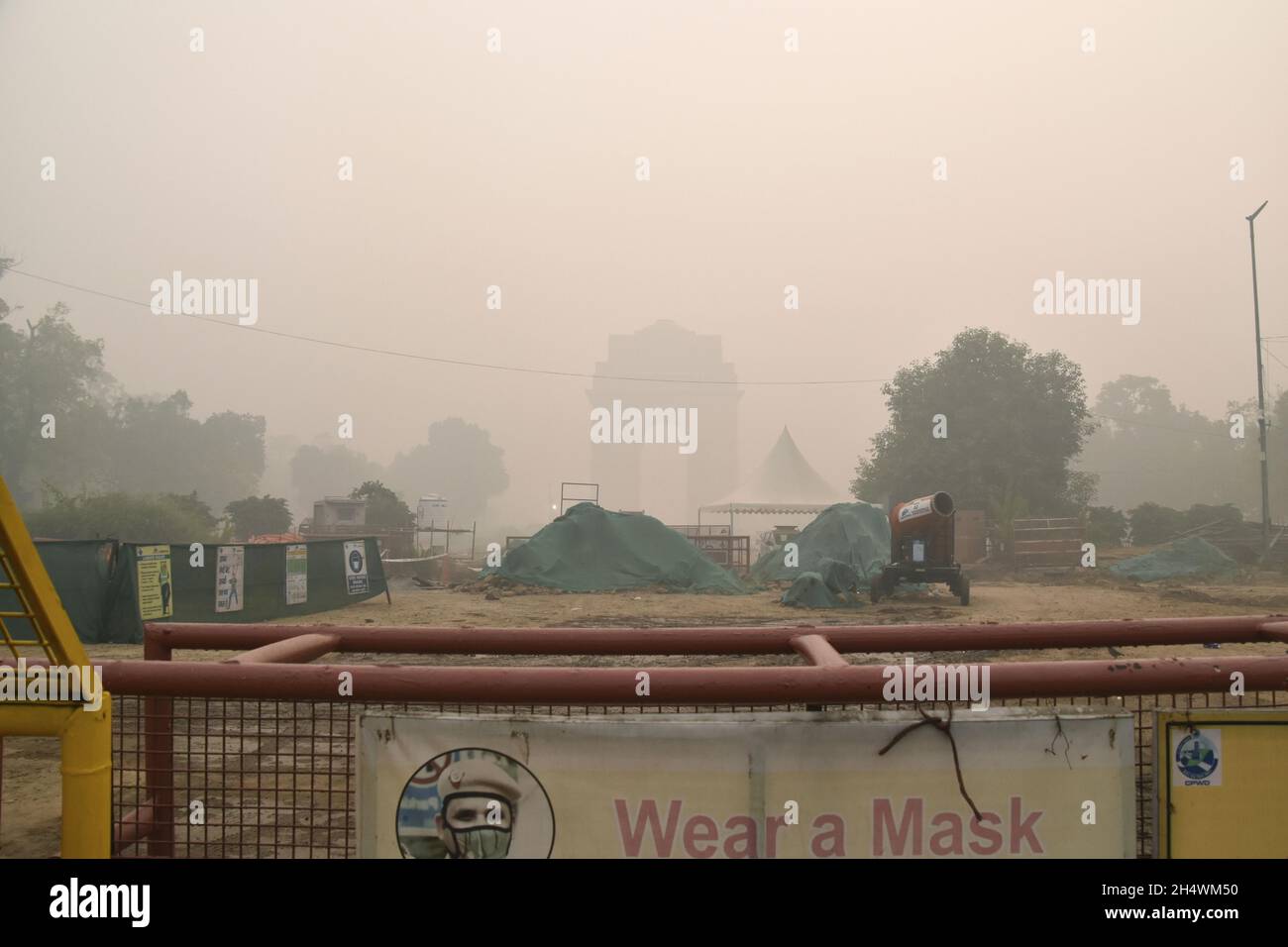 New Delhi, India. Nov 5 2021: New Delhi's iconic India Gate is shrouded ...