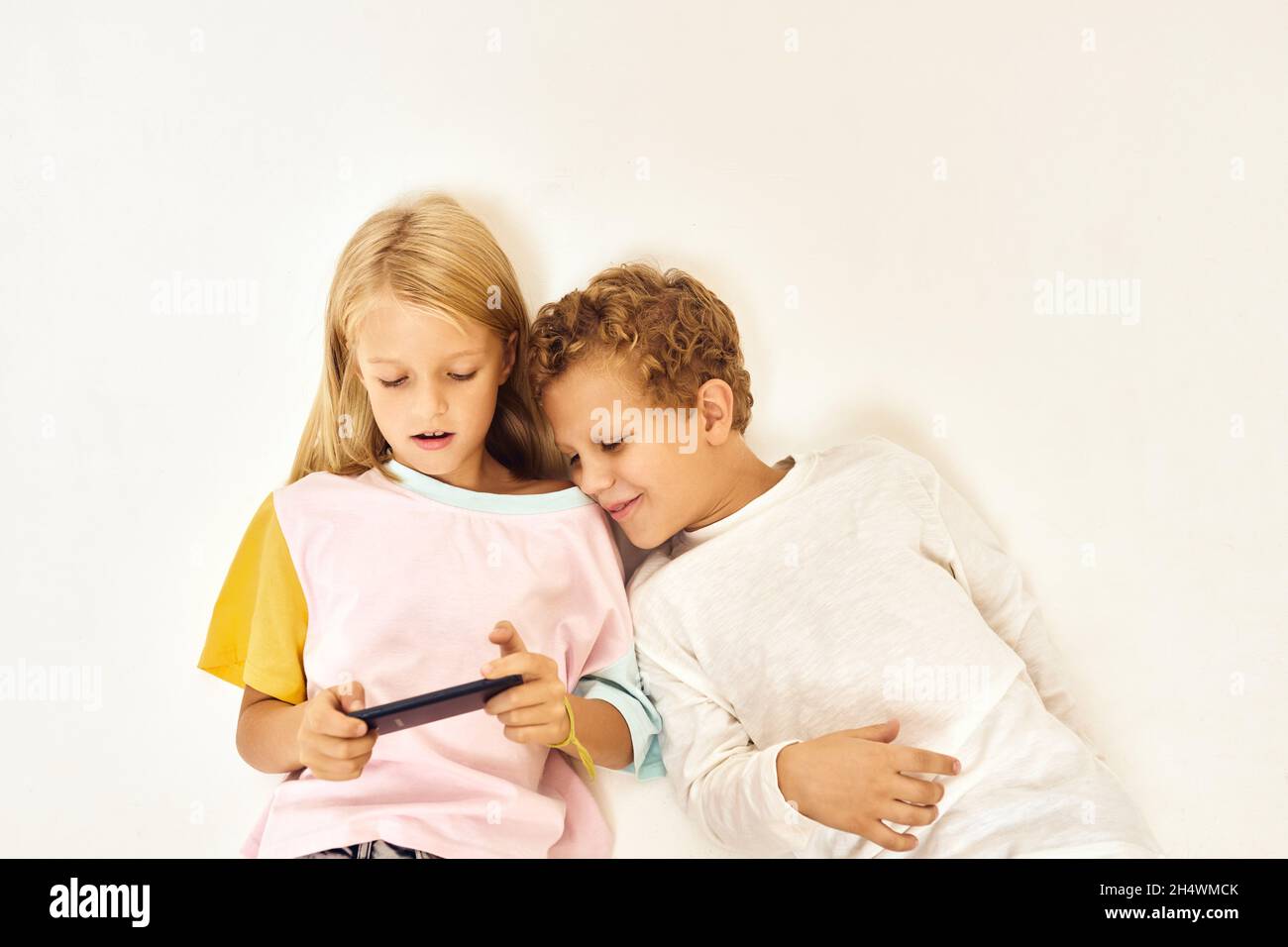 children watching the phone games technology entertainment Stock Photo ...