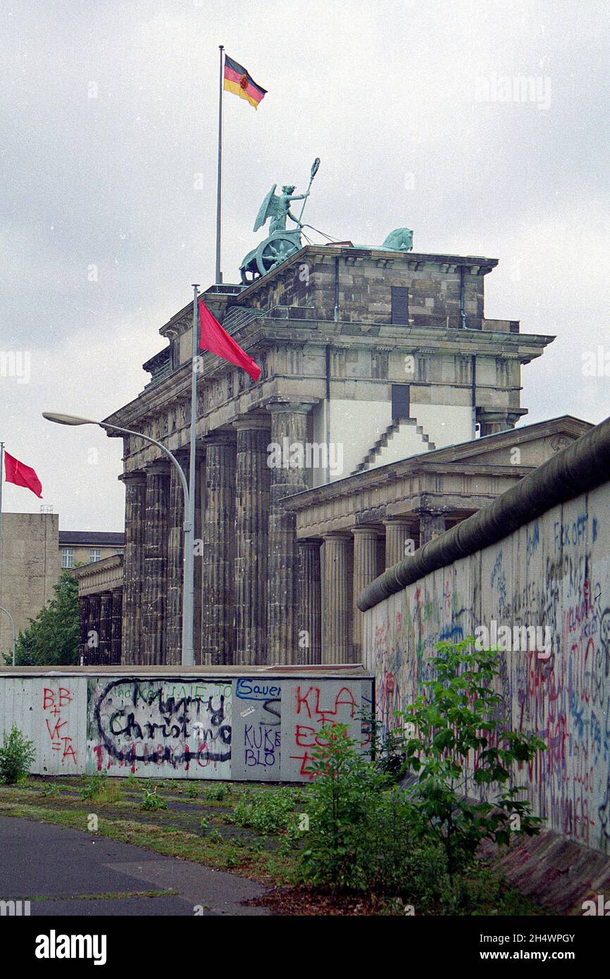Brandenburg gate berlin wall hi-res stock photography and images - Alamy