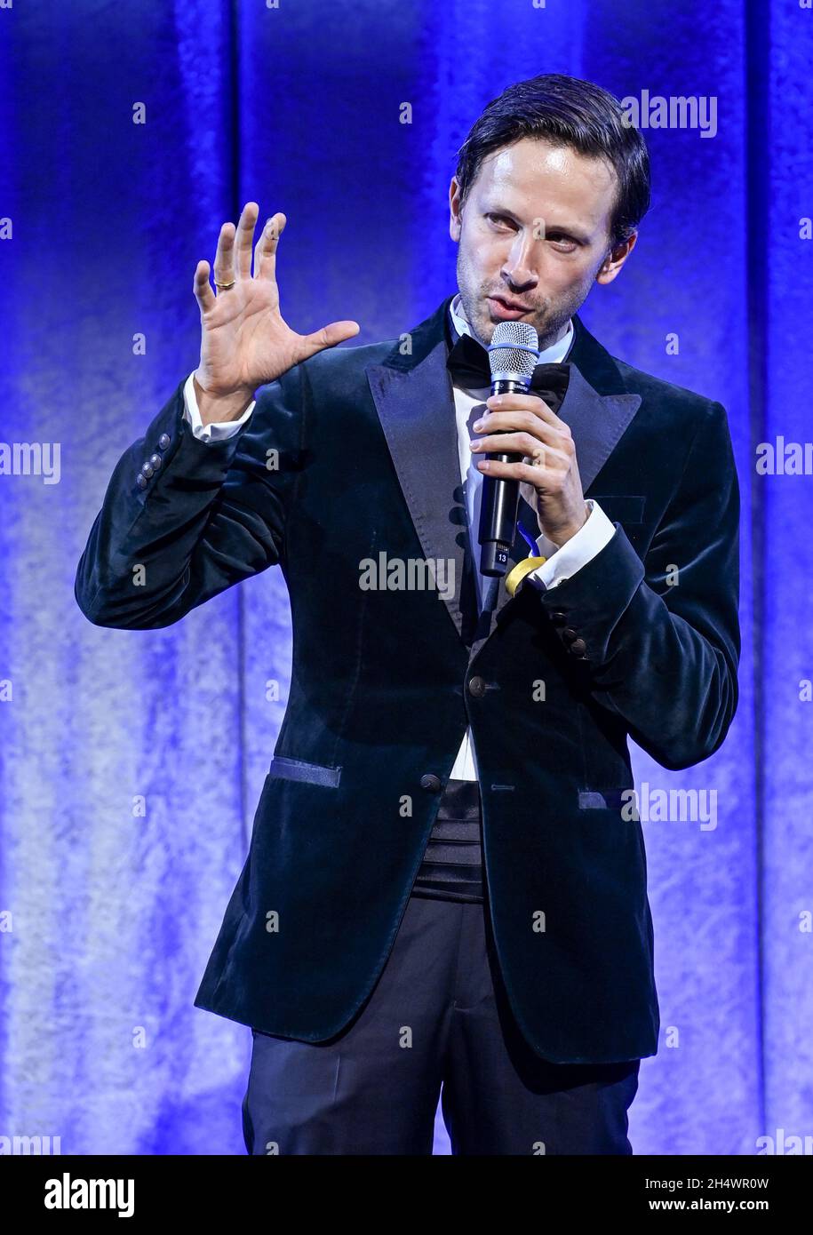 Berlin, Germany. 04th Nov, 2021. Actor Franz Dinda as laudator at the ...