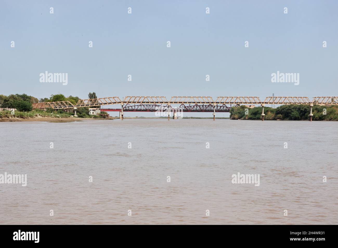 Lansdowne Bridge on Indus river, Sukkur, Pakistan Stock Photo - Alamy
