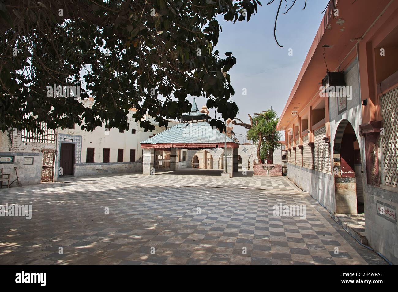 Sadhu Belo, a vintage Hindu temple in Sukkur, Pakistan Stock Photo - Alamy