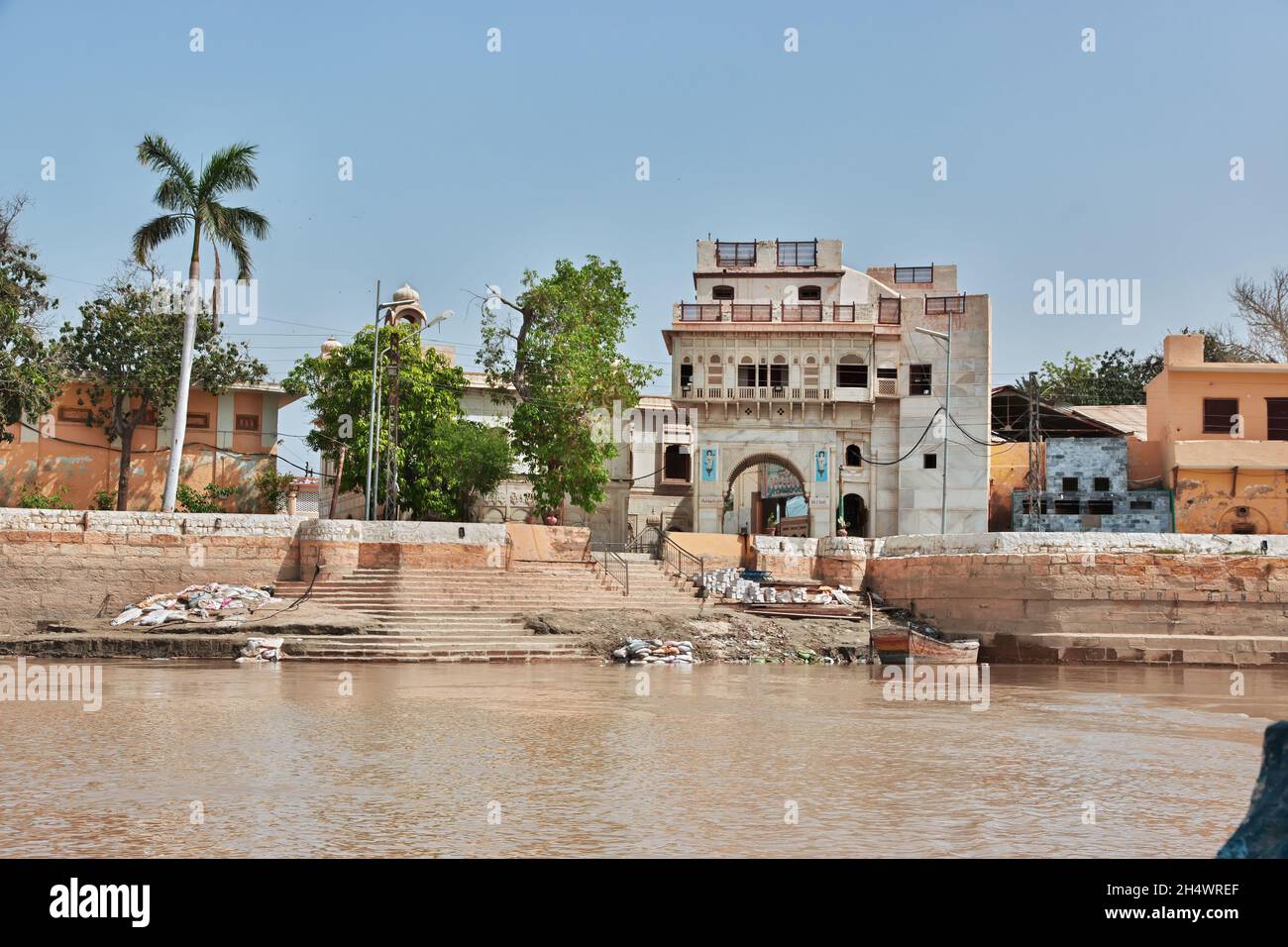 Sadhu Belo, a vintage Hindu temple in Sukkur, Pakistan Stock Photo - Alamy