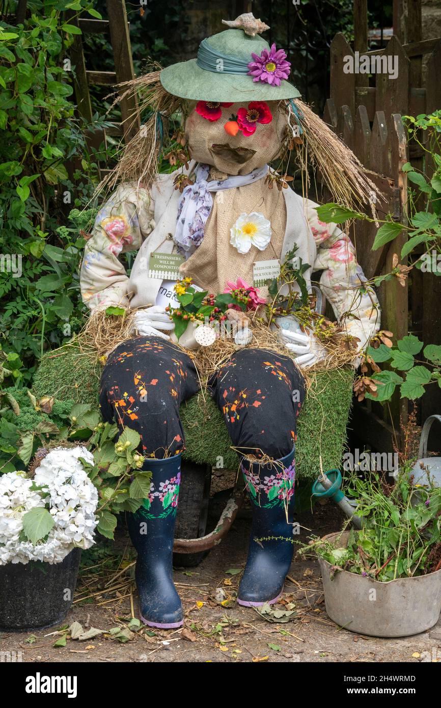 Strawman statue hi-res stock photography and images - Alamy